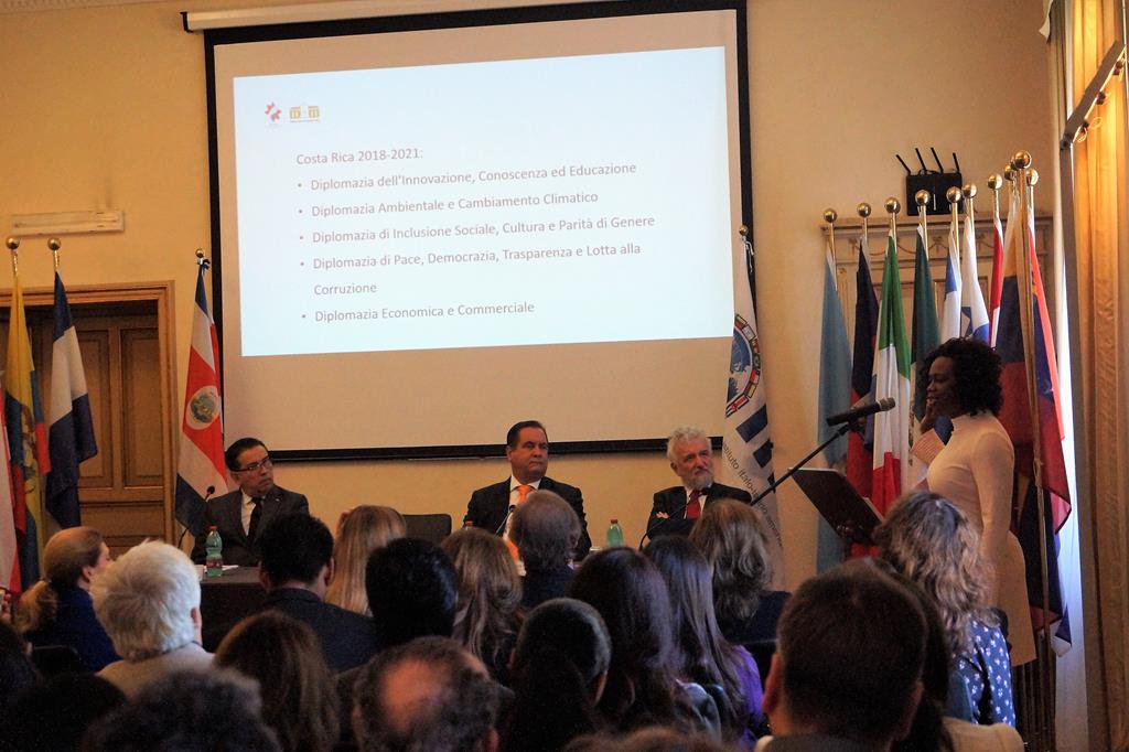 Conferenza della Vicepresidente e Ministro degli Affari Esteri del ...