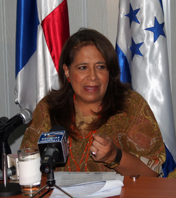 Diario Latino/ Conferencia Nidia Diaz/firmante de los acuerdos de Paz ...